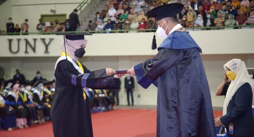 Wisudawan UNY Harus Miliki Kemampuan Adaptif Dan Fleksibel Di Dunia Kerja | Universitas Negeri ...